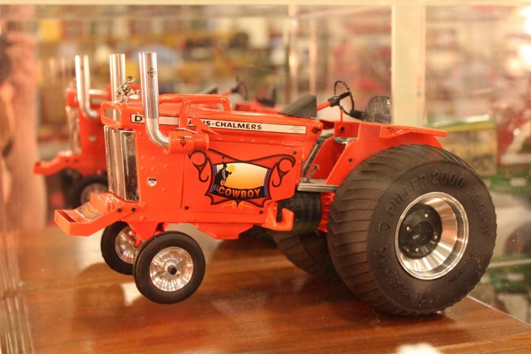 Custom Built 1/16 Scale Pulling Tractors